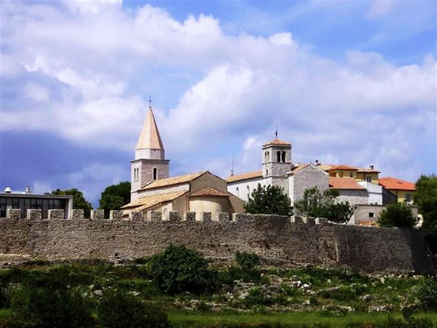 Znamenitosti Gradske zidine i ulice Krk - otok Krk - stvari za raditi ...
