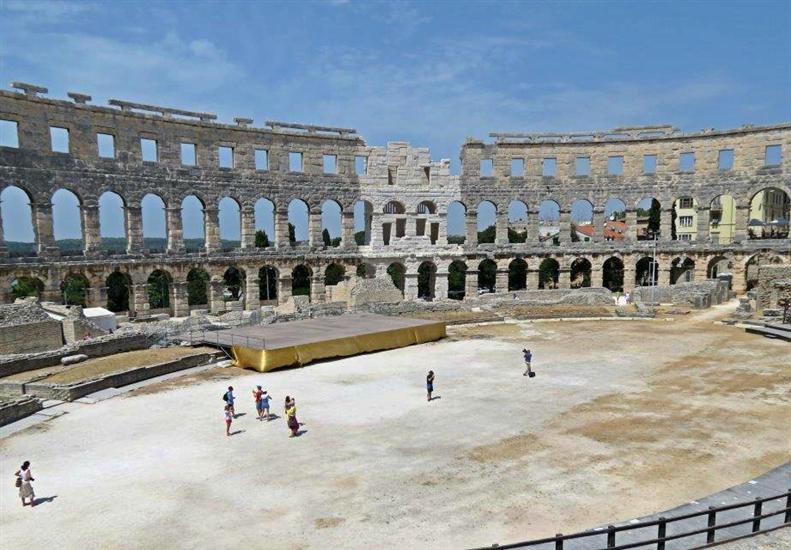 Pula - tourist guide
