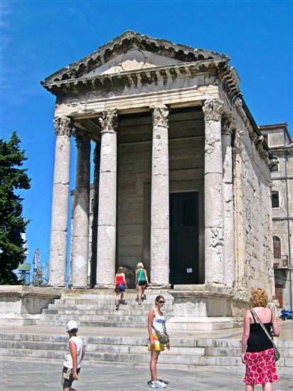 Pula - tourist guide