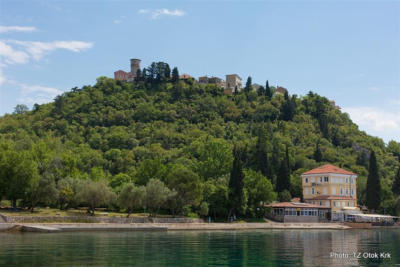 Strand Dubec Omisalj - eiland Krk - Toeristische bestemming info ...
